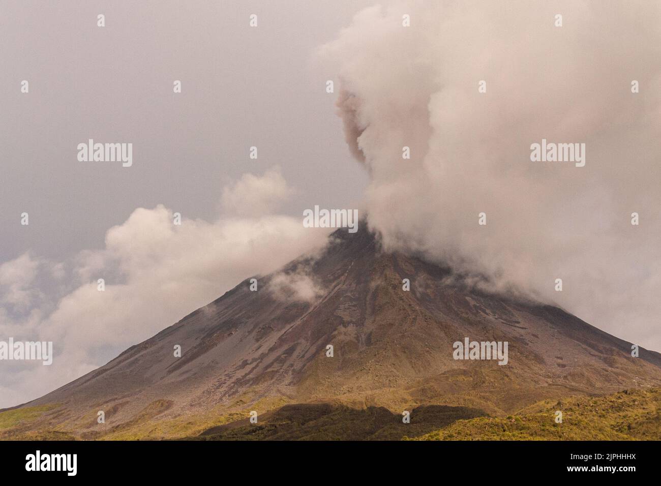 A mesmerizing view of active volcano spewing thick smoke in Costa Rica ...