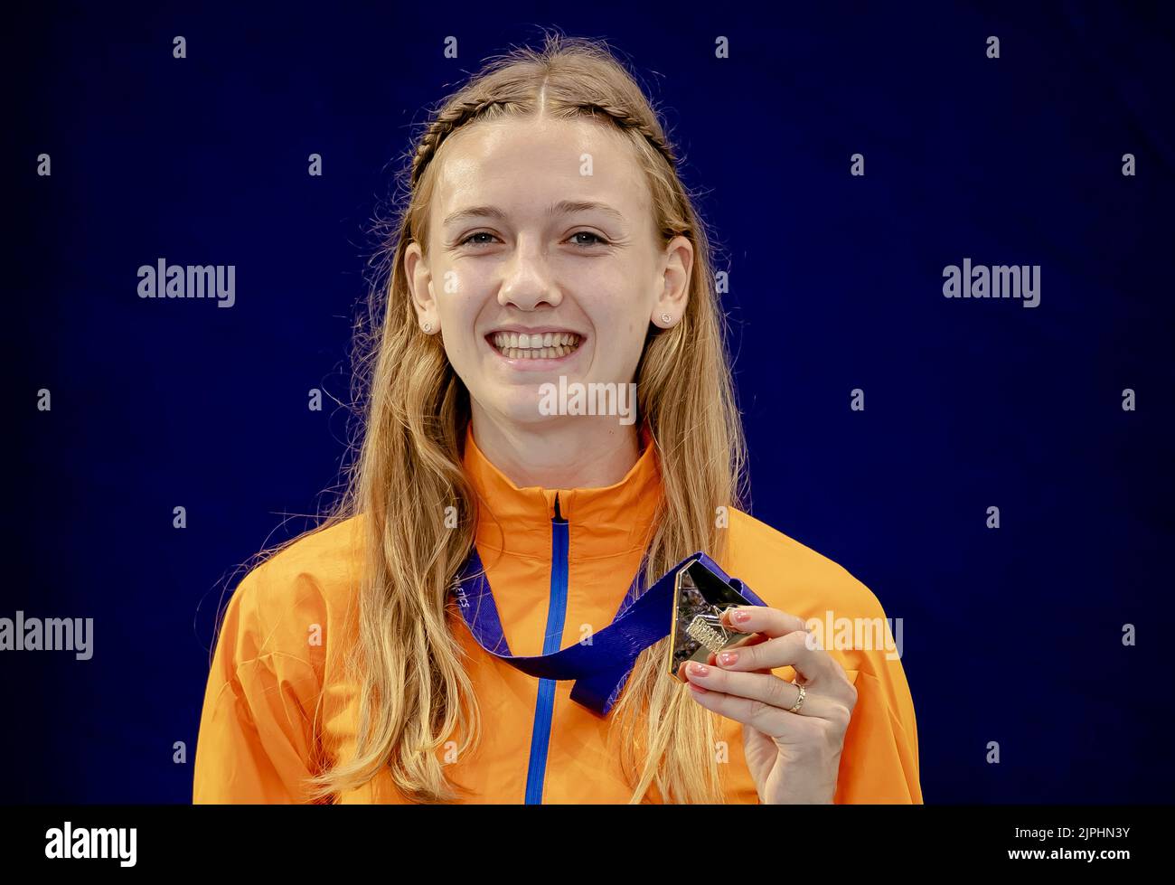 MUNCHEN - Femke Bol with her gold medal during the ceremony of the 400 ...