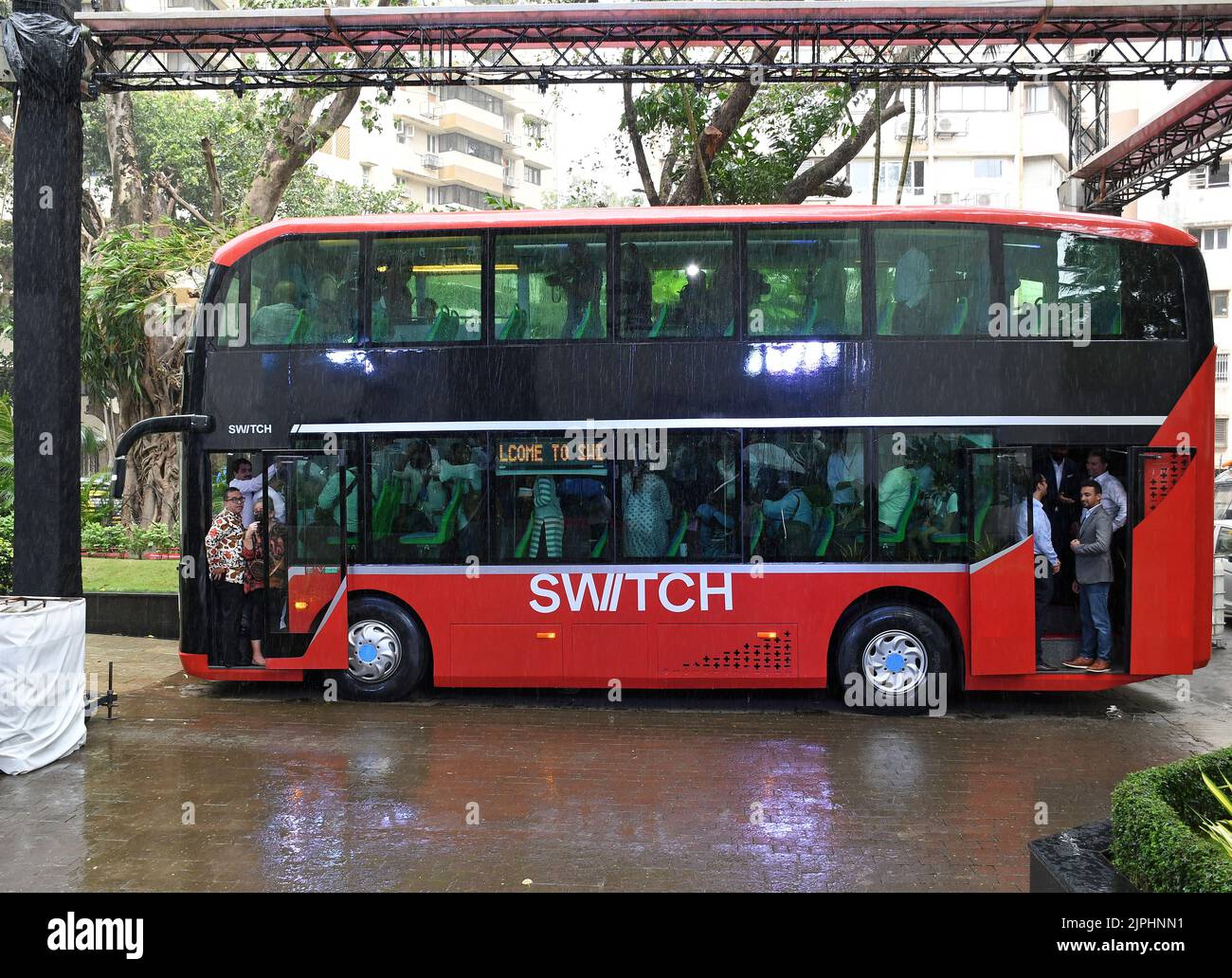 India's first electric air conditioned double decker bus is unveiled in ...
