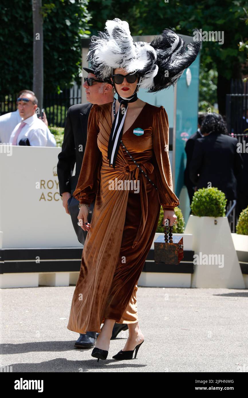 Royal ascot looks hi-res stock photography and images - Alamy