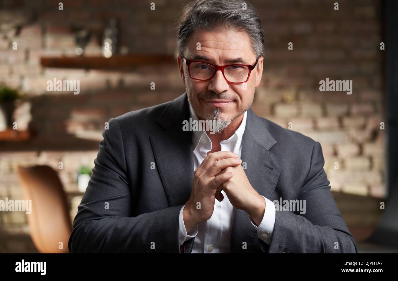Man with gray hair and glasses hi-res stock photography and images - Alamy