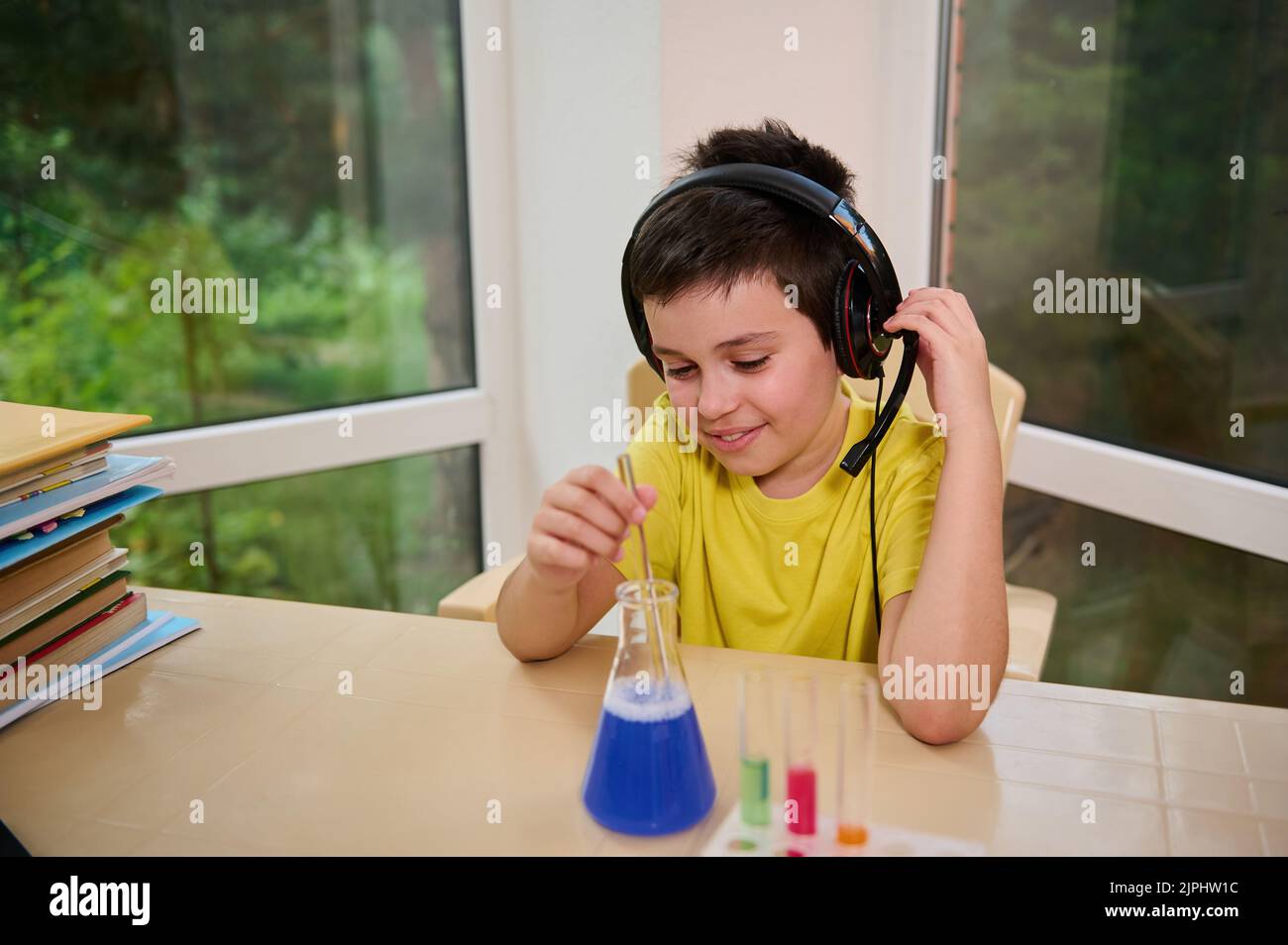 Children conducting science experiment hi-res stock photography and ... Children conducting science experiment hi-res stock photography and ...