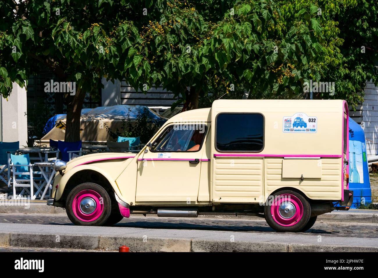 Vintage citroen 2cv van hi-res stock photography and images - Alamy