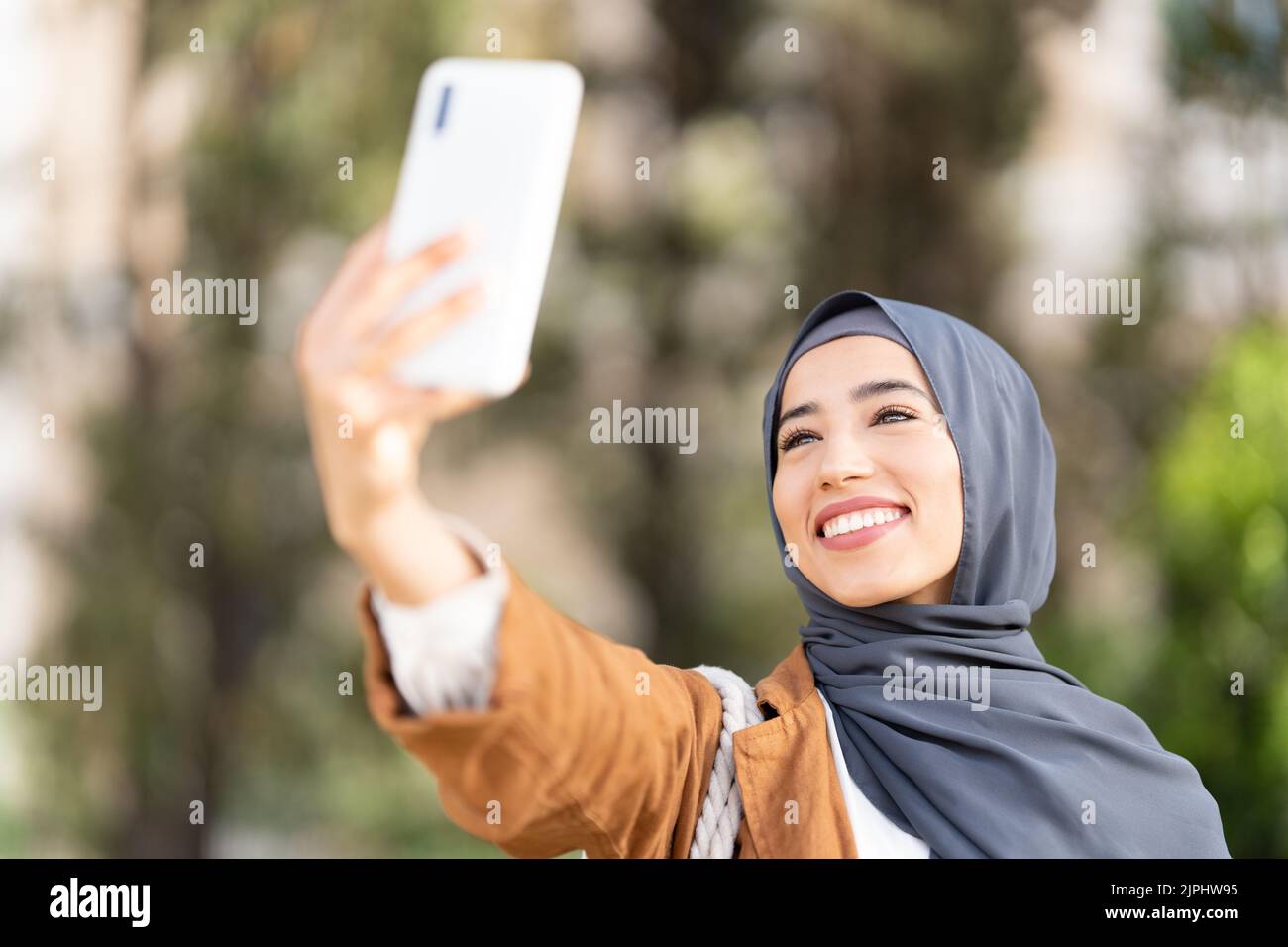 Woman taking video cellphone in hi-res stock photography and images - Alamy
