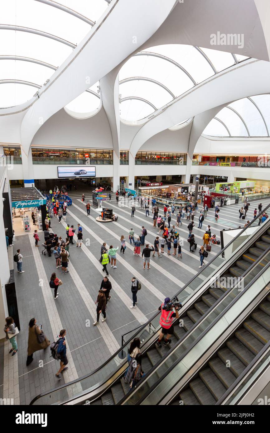 Birmingham new street station concourse hi-res stock photography and ...