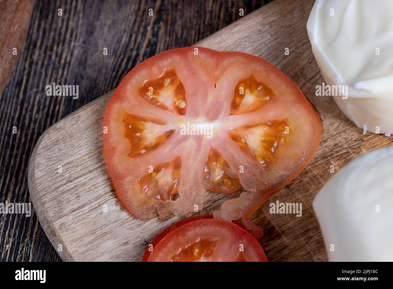 Cut the tomato into pieces while cooking the salad, the red tomato is ...