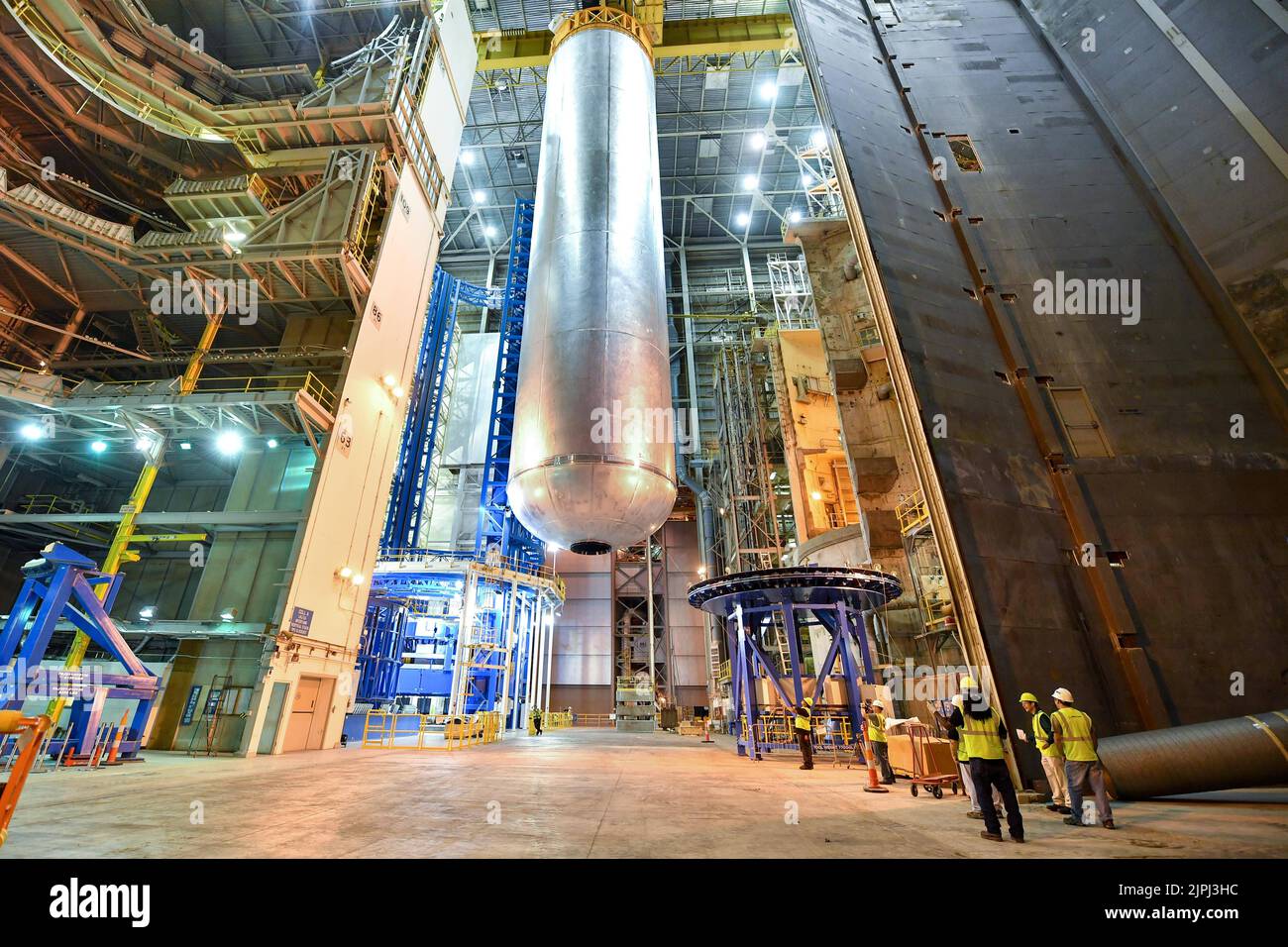Kennedy Space Center, Florida, USA. 26th Sep, 2016. SLS EM1 LH2 tank ...
