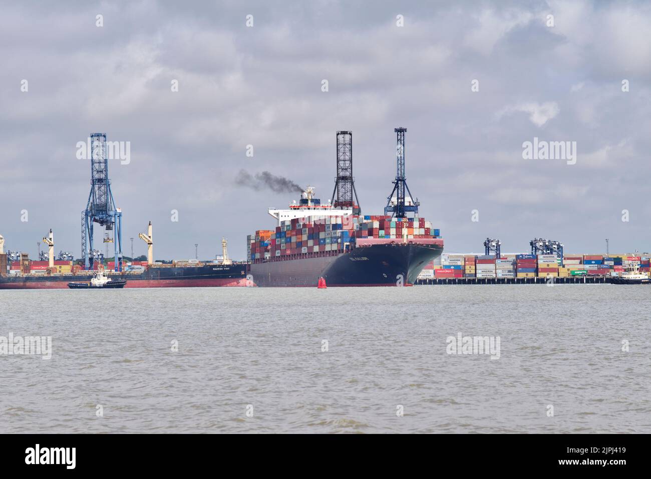 Container ship GSL Kalliopi docking at The Port of Felixstowe assisted ...