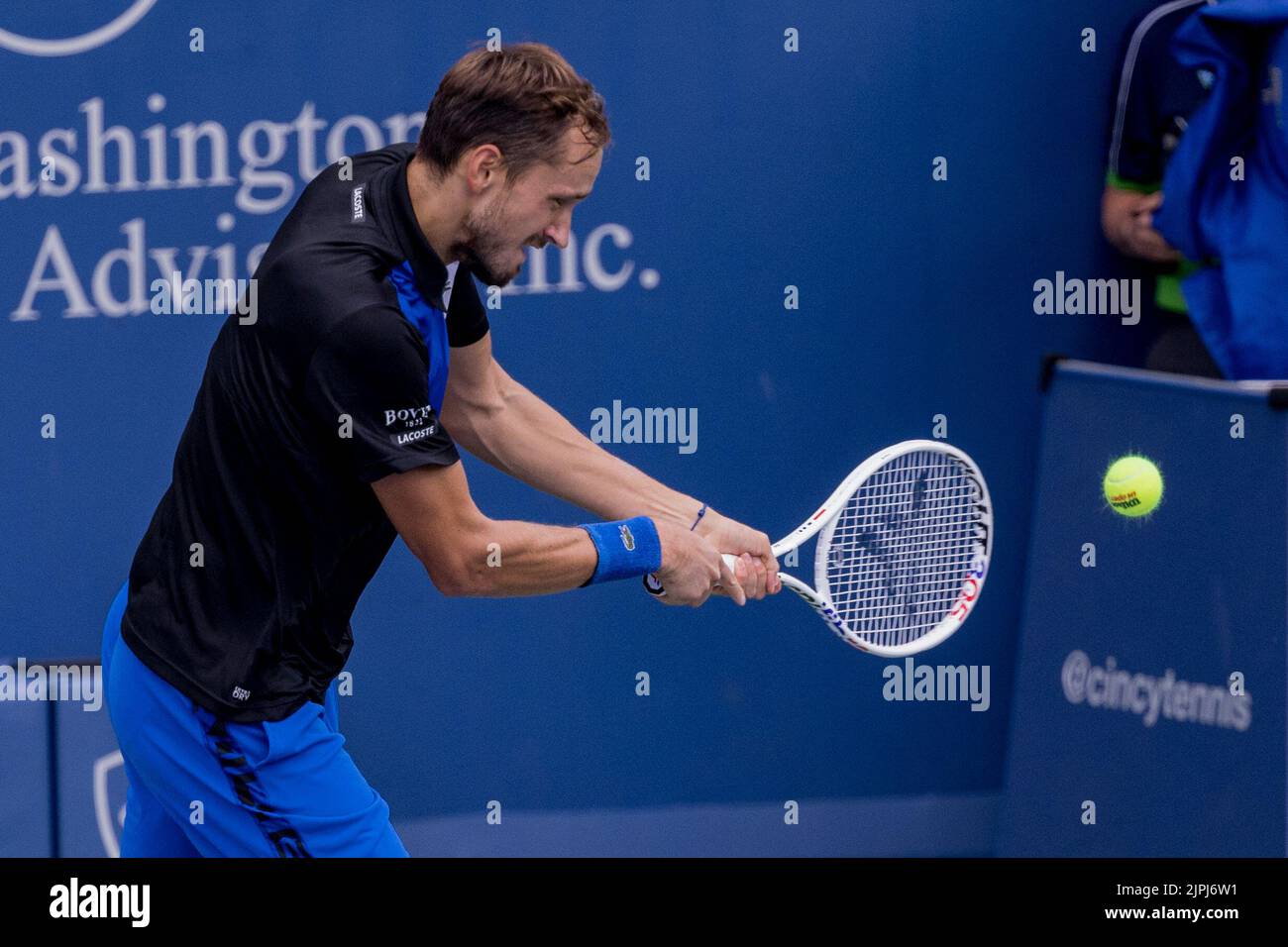 Mason, Ohio, USA. 18th Aug, 2022. Daniil Medvedev (RUS) hits a two ...