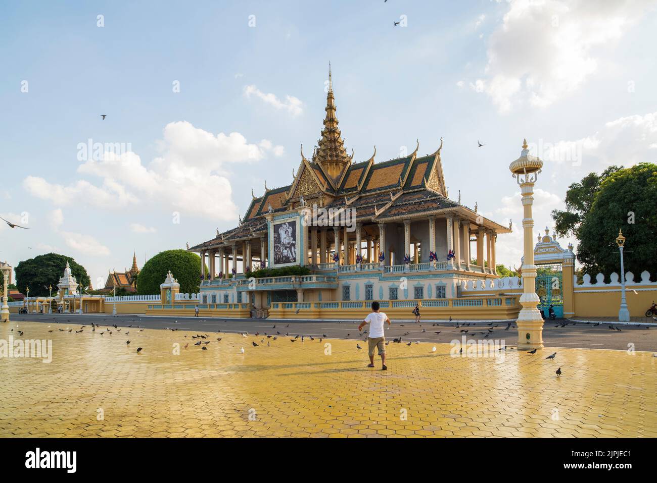 Royal Palace complex. The capital Phnom Penh is the most popular ...