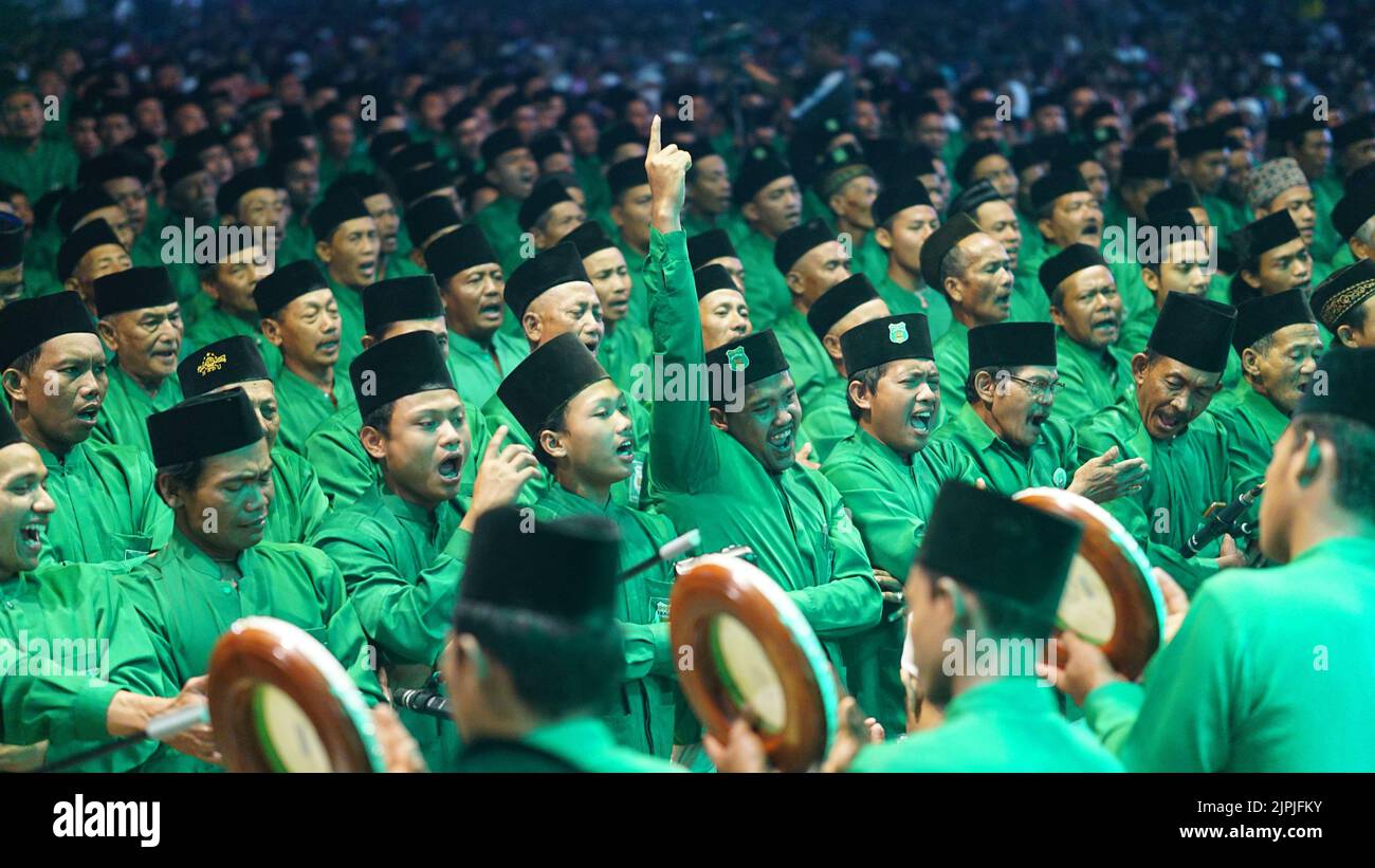 Chanting crowd concert hi-res stock photography and images - Alamy