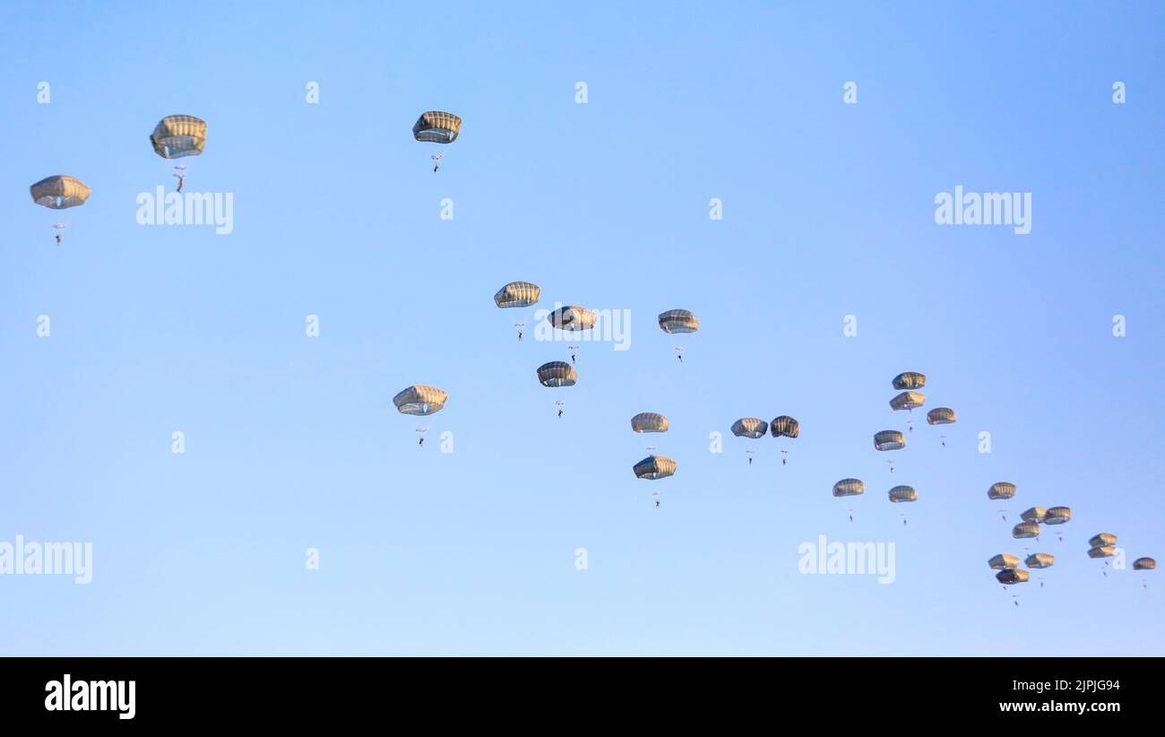Paratroopers assigned to Headquarters and Headquarters Battalion, 82nd ...