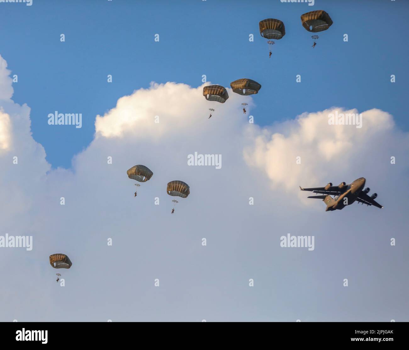 Paratroopers assigned to Headquarters and Headquarters Battalion, 82nd ...