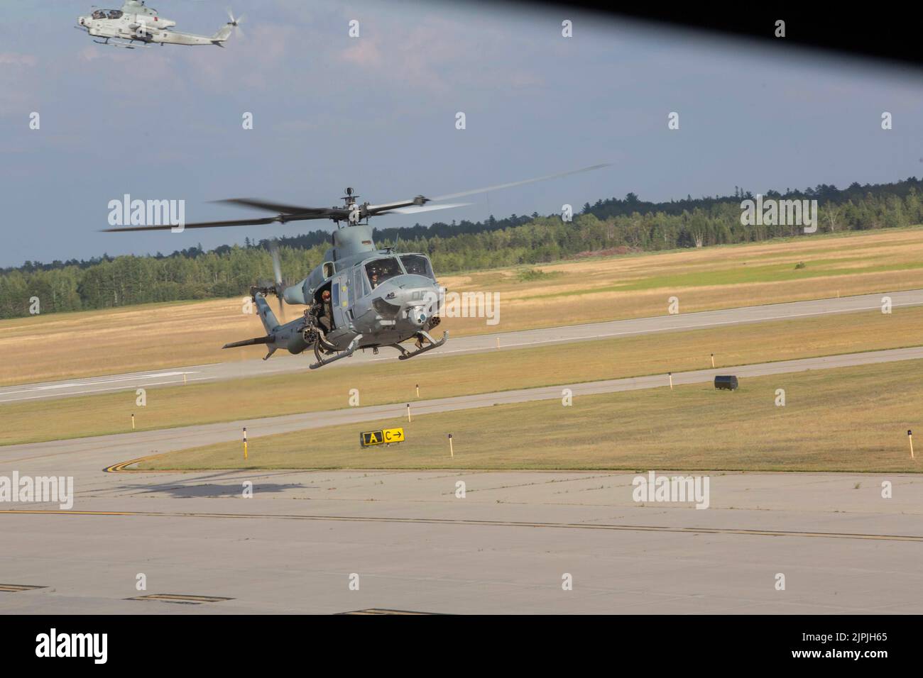 A UH-1Y Venom assigned to Marine Light Attack Helicopter Squadron (HMLA ...
