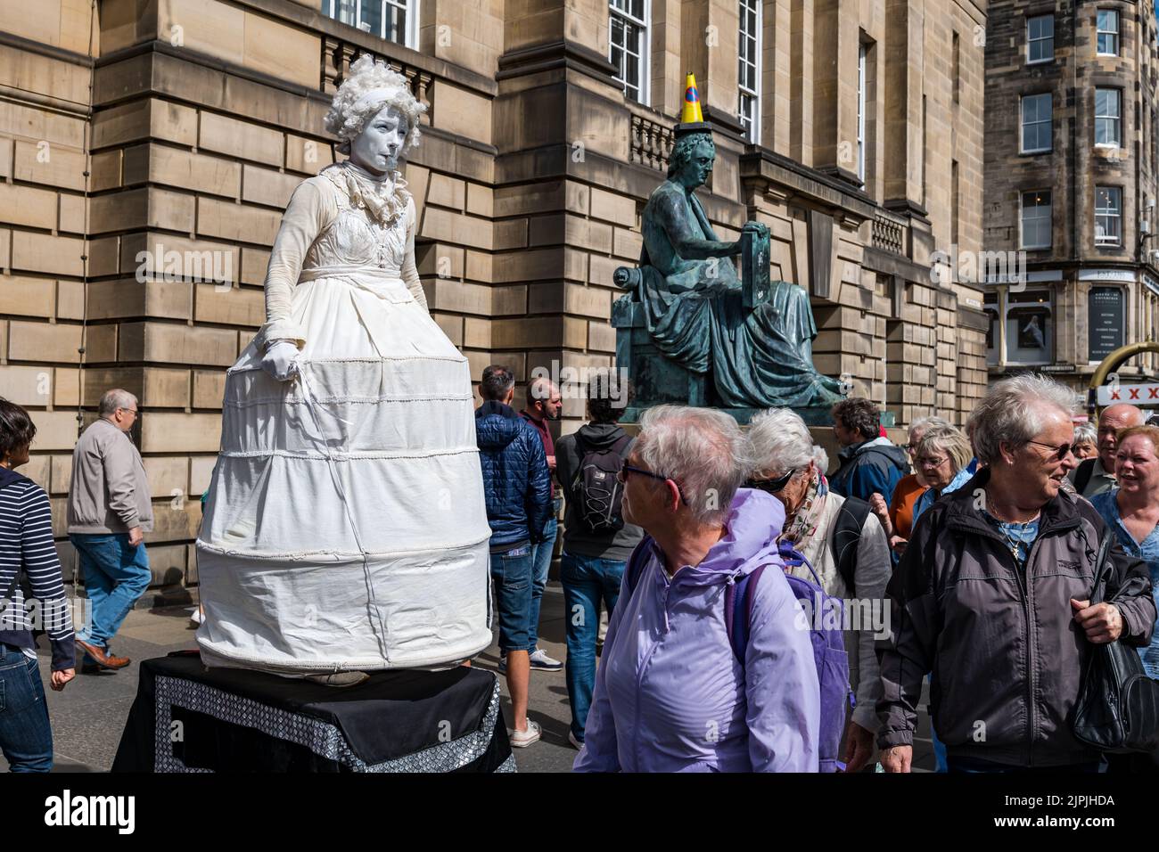 Royal Mile, Edinburgh, Scotland, UK, 18th August 2022. Street performer ...