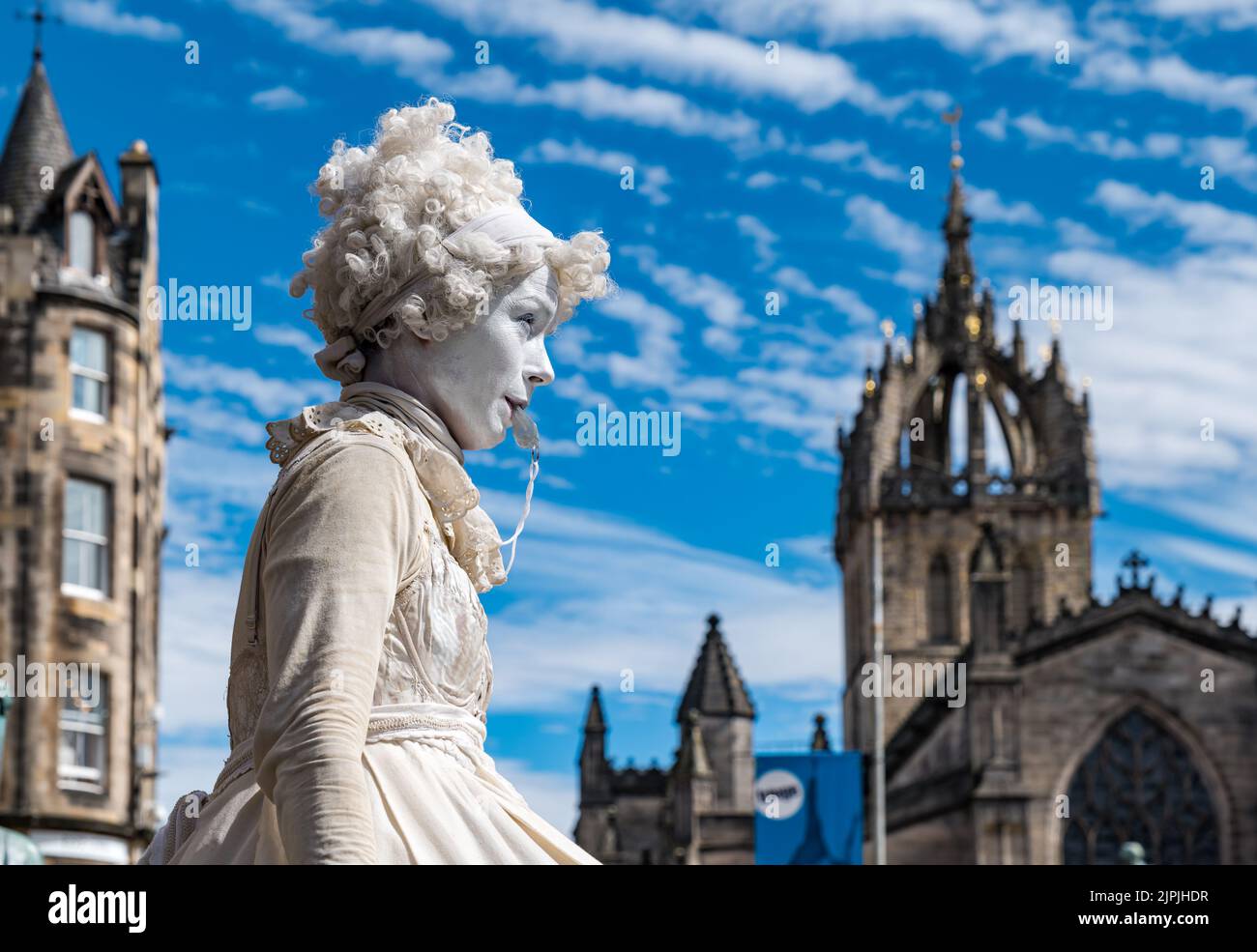 Royal Mile, Edinburgh, Scotland, UK, 18th August 2022. Street performer ...
