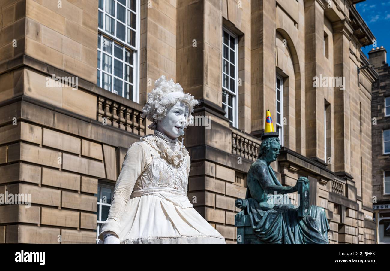 Royal Mile, Edinburgh, Scotland, UK, 18th August 2022. Street performer ...