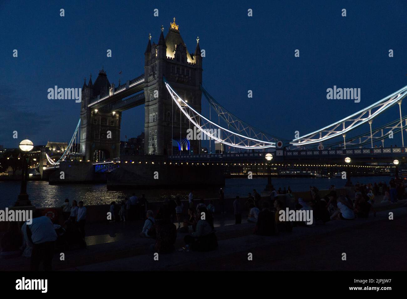 UK weather, London: on London's South Bank a return to dry weather ...