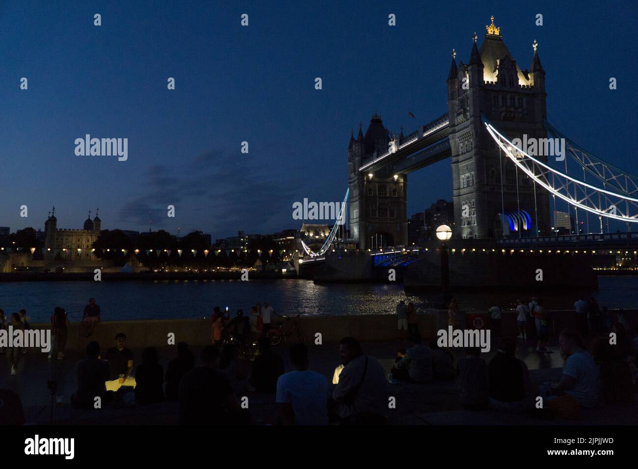 UK weather, London: on London's South Bank a return to dry weather ...
