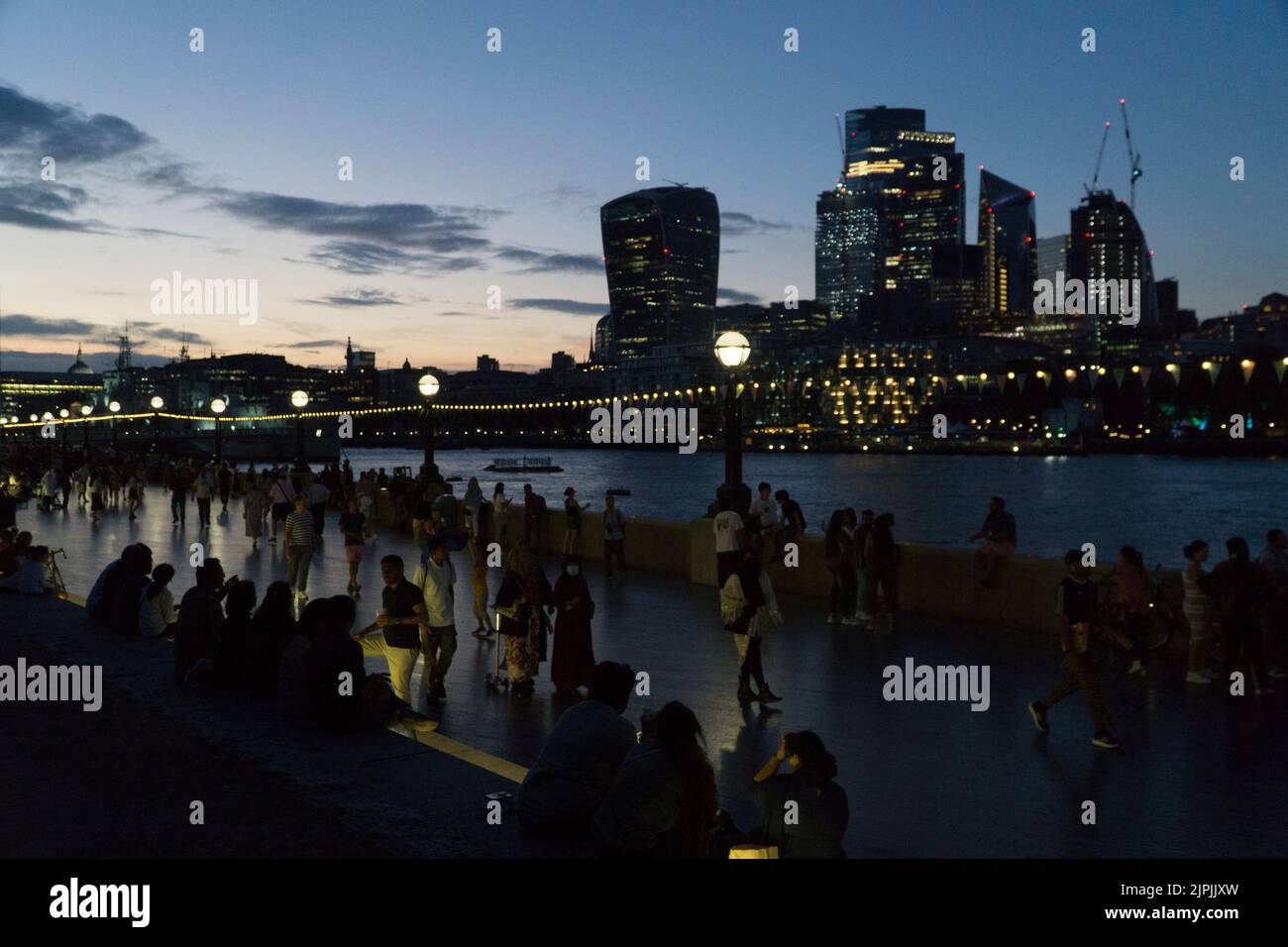 UK weather, London: on London's South Bank a return to dry weather ...
