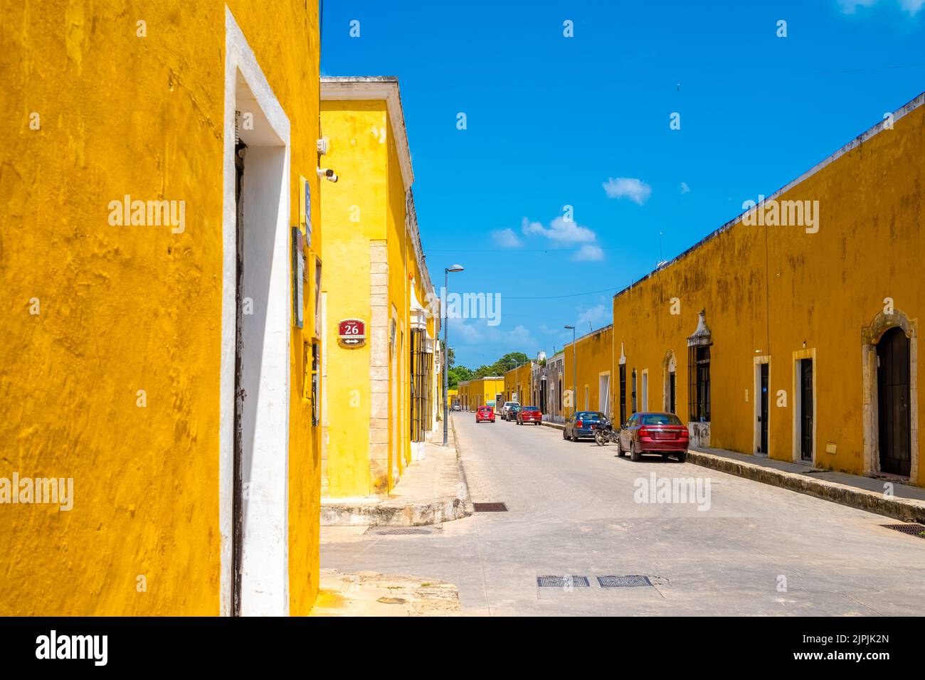Yellow building mexico hi-res stock photography and images - Alamy
