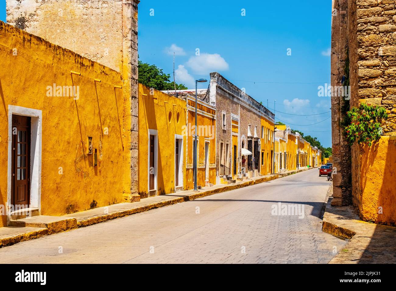 Yellow building mexico hi-res stock photography and images - Alamy