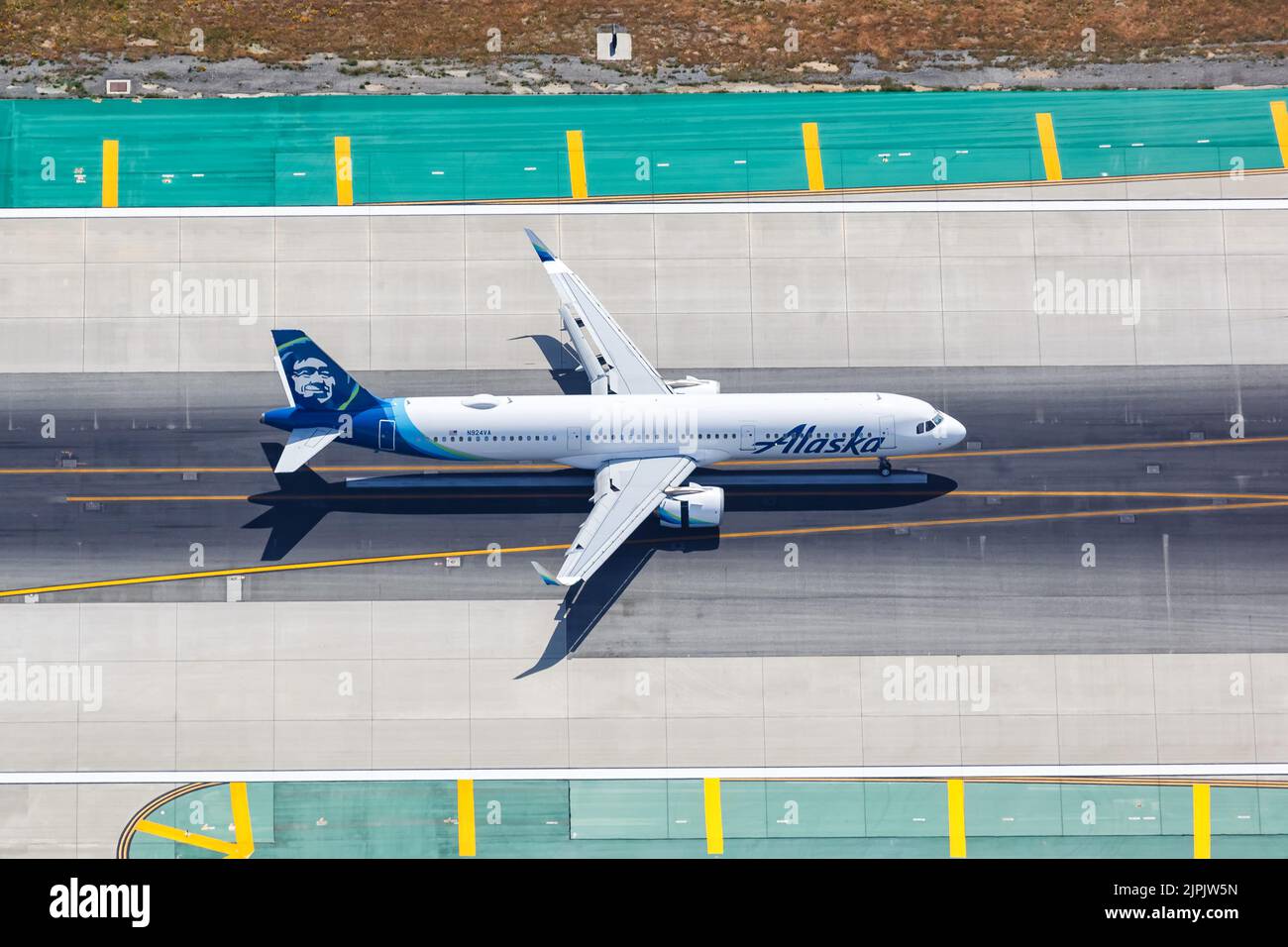 Alaska airlines airplanes hi-res stock photography and images - Alamy
