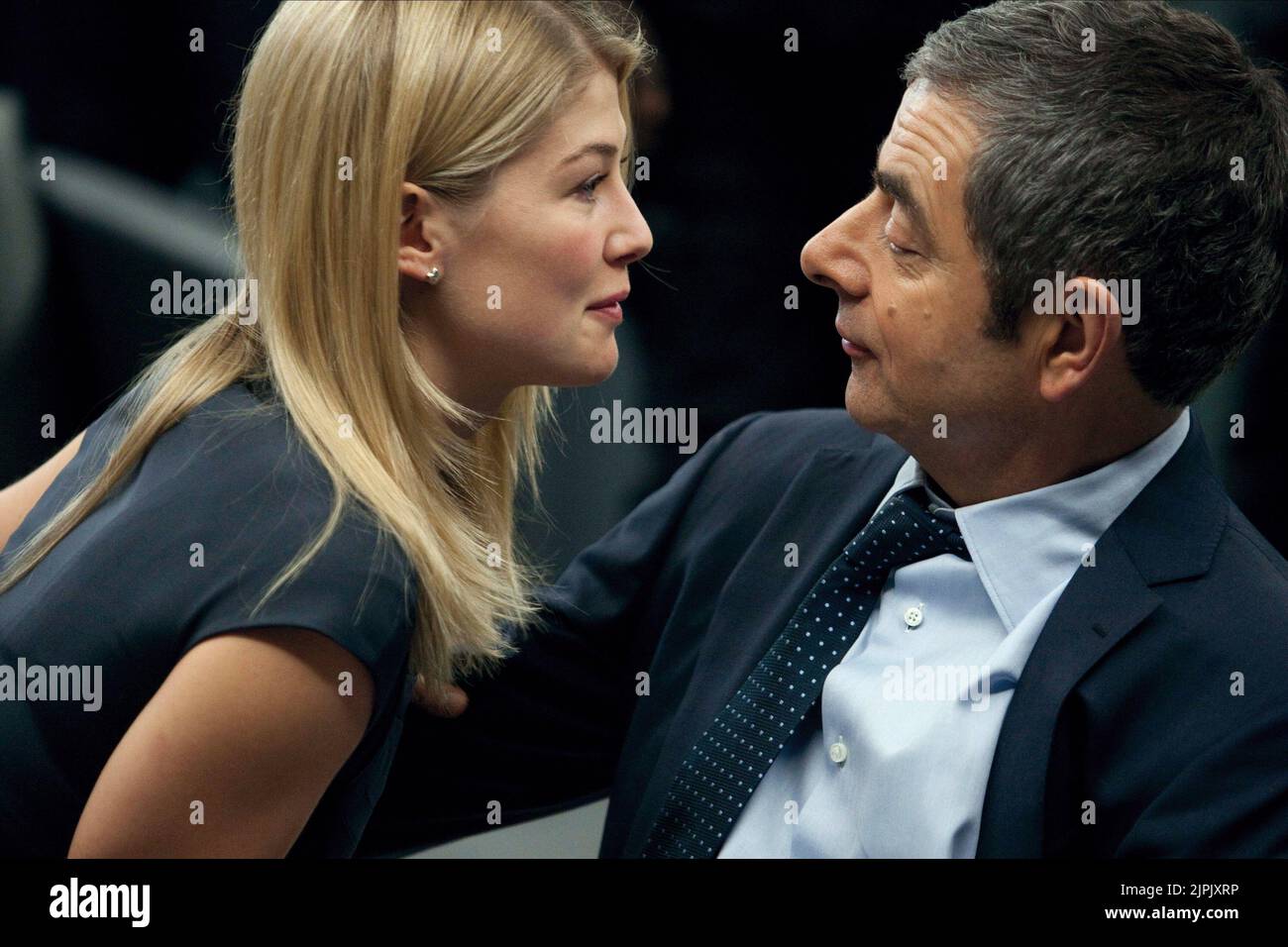 Rosamund pike rowan atkinson english hi-res stock photography and ...