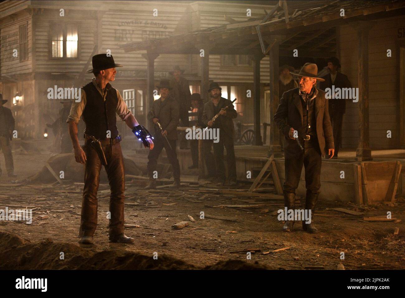 DANIEL CRAIG, HARRISON FORD, COWBOYS and ALIENS, 2011 Stock Photo - Alamy