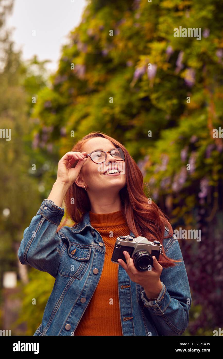smiling, on the move, photographer, looking up, smile, on the moves ...