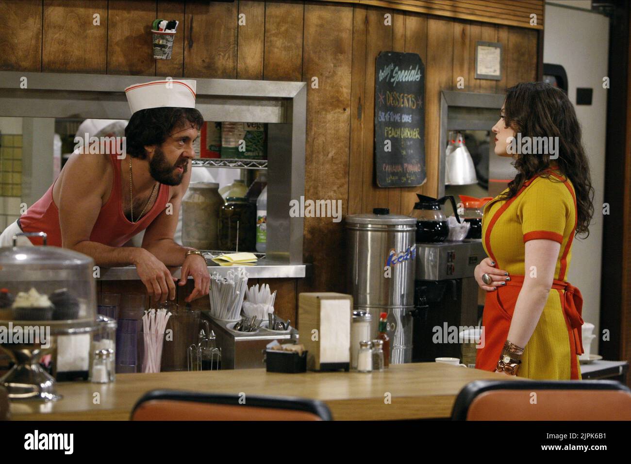 JONATHAN KITE, KAT DENNINGS, 2 BROKE GIRLS, 2011 Stock Photo - Alamy