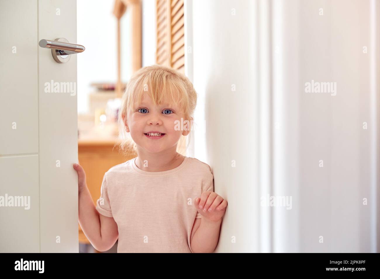 girl, smiling, opening, door, girls, smile, doors Stock Photo - Alamy