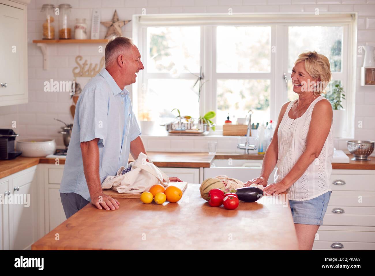 Couple man woman adults grocery shopping hi-res stock photography and ...