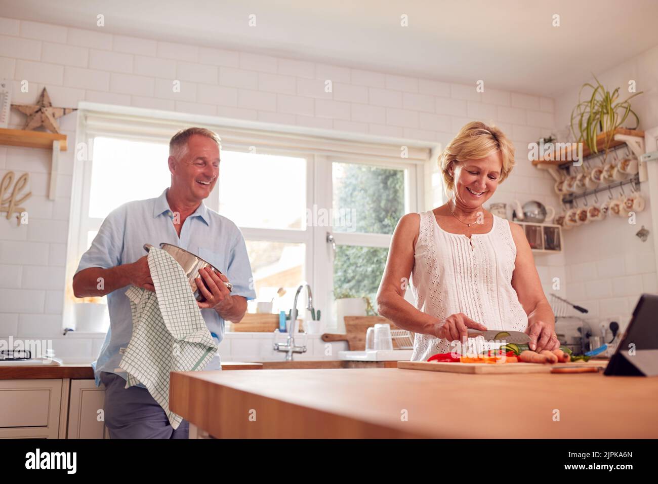 Women only cooking together home hi-res stock photography and images ...