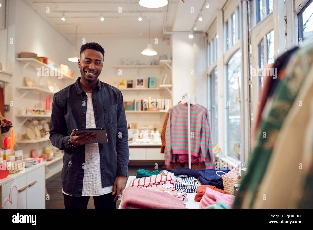 Staff retail stores hi-res stock photography and images - Alamy