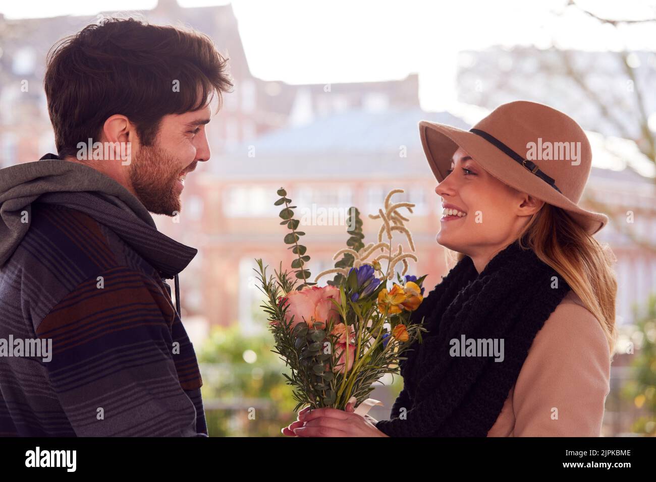 Man surprises smiling woman hi-res stock photography and images - Alamy