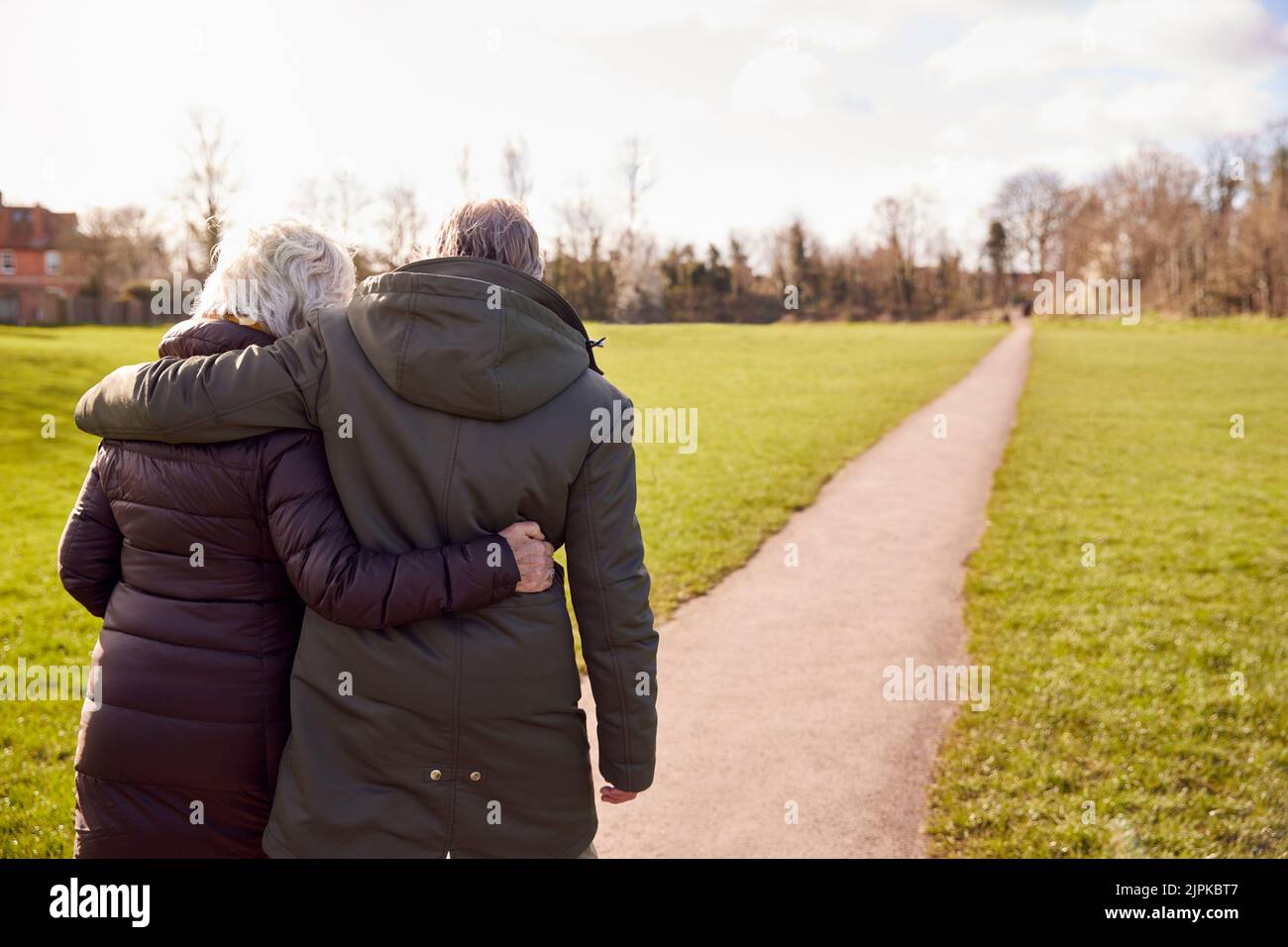 winter, walk, hug, older couple, winters, walks, hugging, hugs, older couples Stock Photo - Alamy