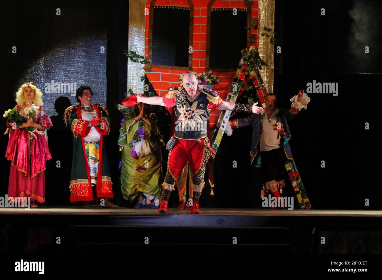Actors in a pantomime hi-res stock photography and images - Alamy