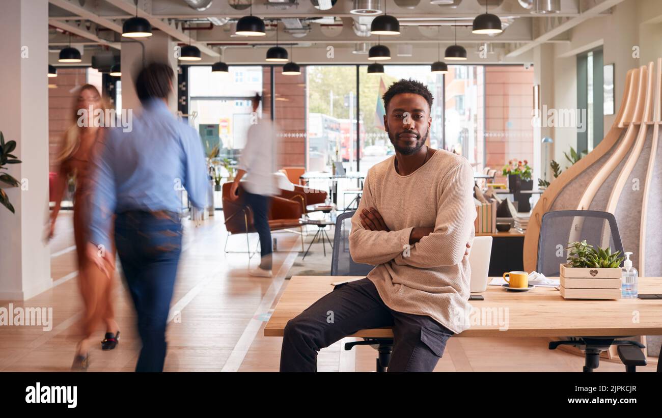 office, workplace, staff, open plan, person of color, multiethnisch ...