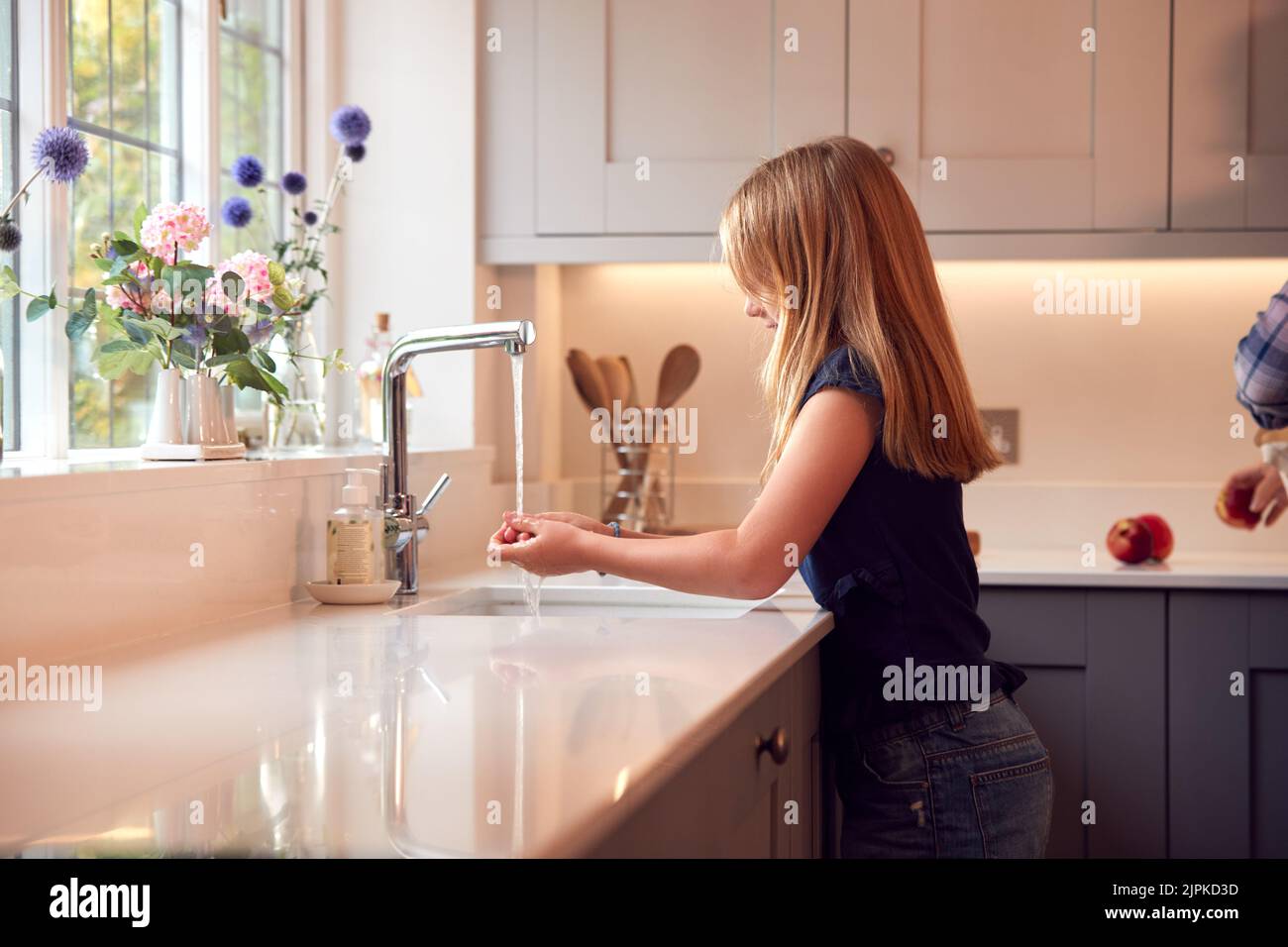 girl, home, washing hands, girls, homes, wash, washing Stock Photo - Alamy