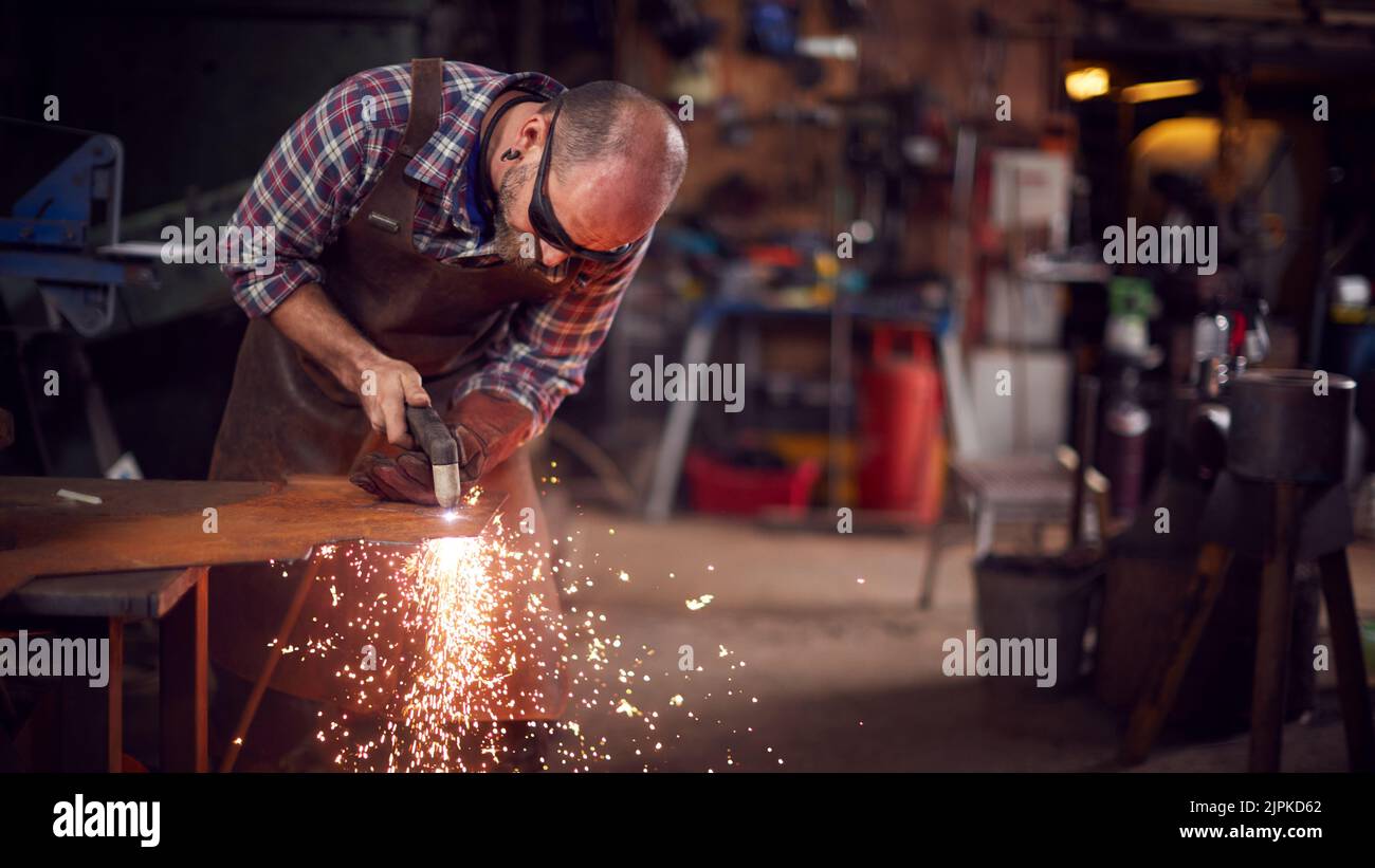 Clothes cutter hi-res stock photography and images - Alamy