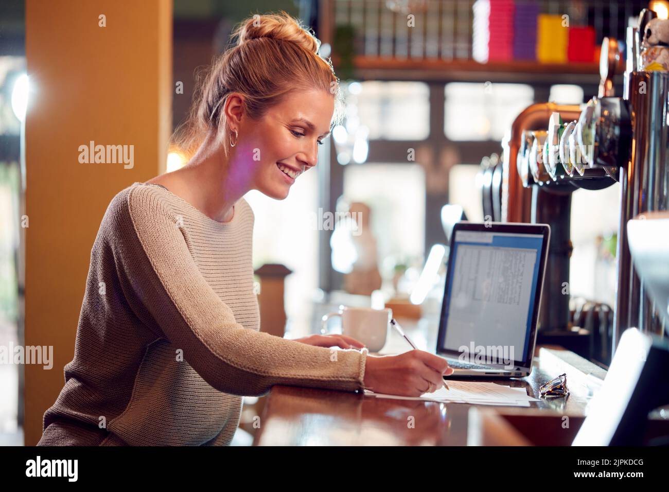 bar counter, accounting, owner, bar counters, owners Stock Photo - Alamy