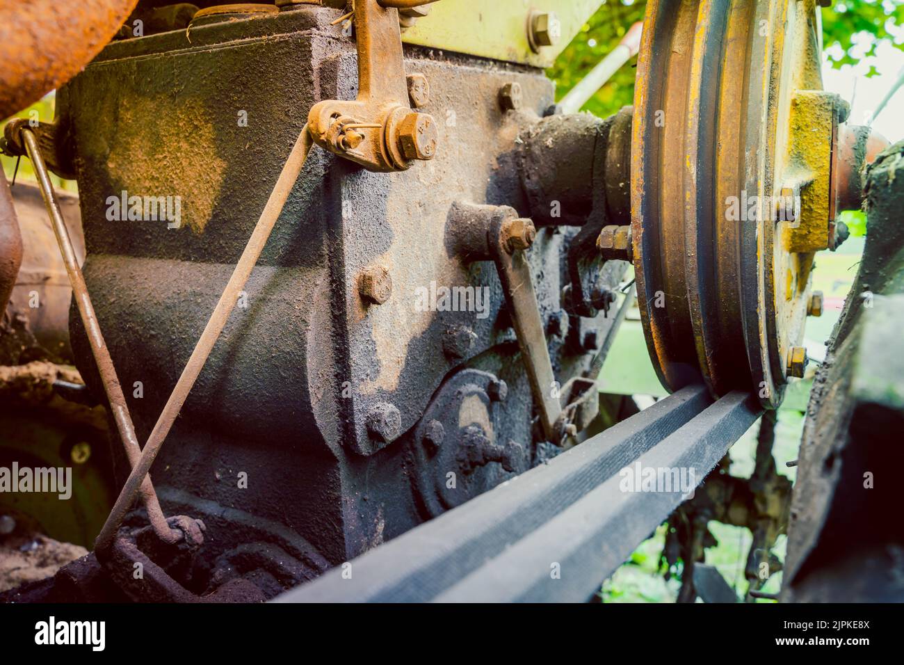 Pulley for transmitting torque from the engine to the distributor ...