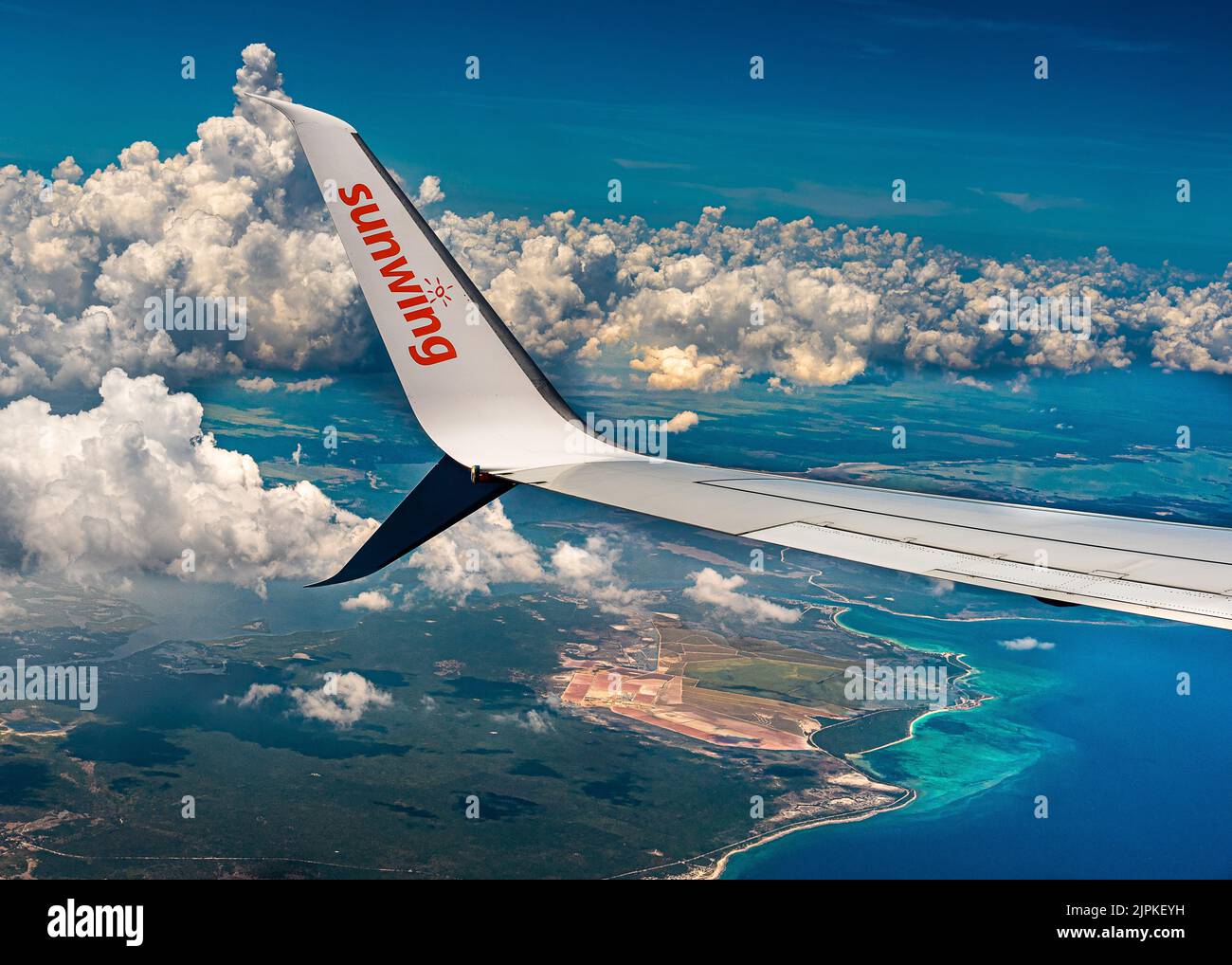 Sunwing wing hi-res stock photography and images - Alamy