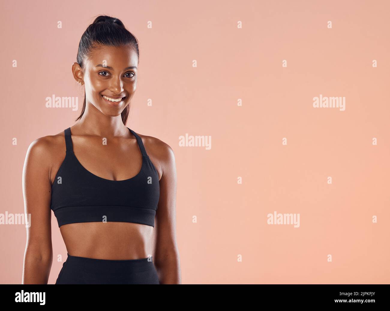 Muscular female fitness model hi-res stock photography and images - Alamy