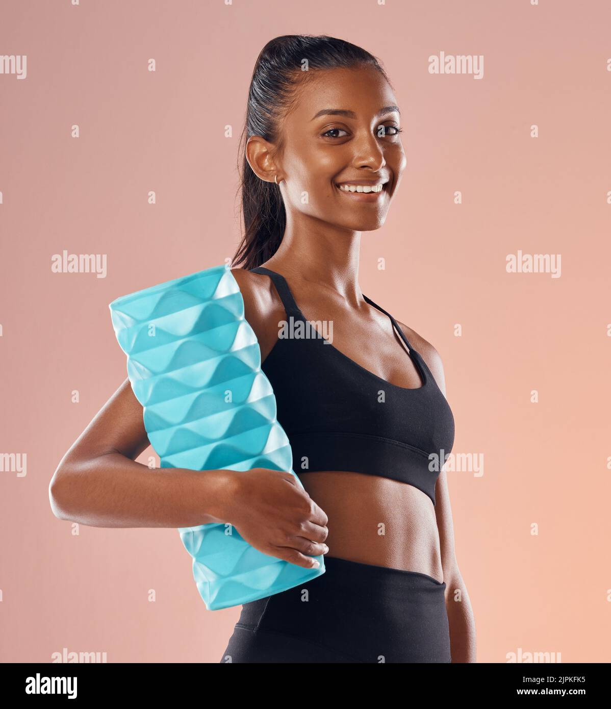 Foam roller for fit athlete to massage sore muscles after workout ...