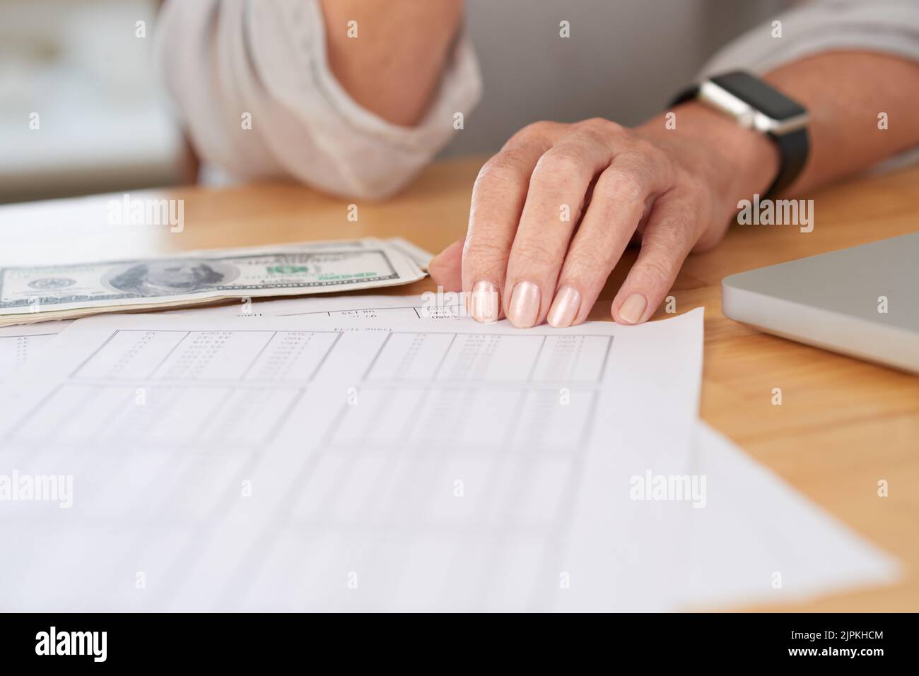 Lady counting money hi-res stock photography and images - Alamy