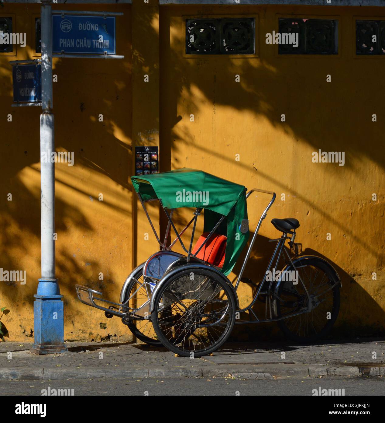Rickshaw carrier hi-res stock photography and images - Alamy