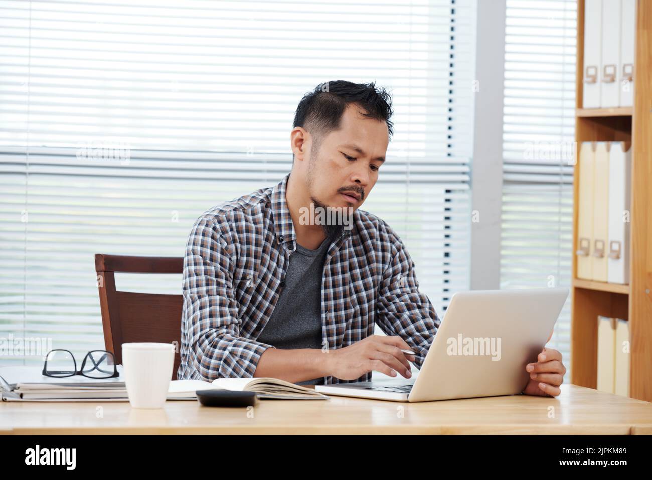 Filipino working hi-res stock photography and images - Alamy