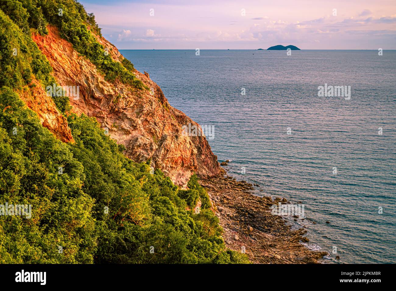 Sunset at Giant cliff at Larn island (Koh Larn). Beautiful of sea at ...